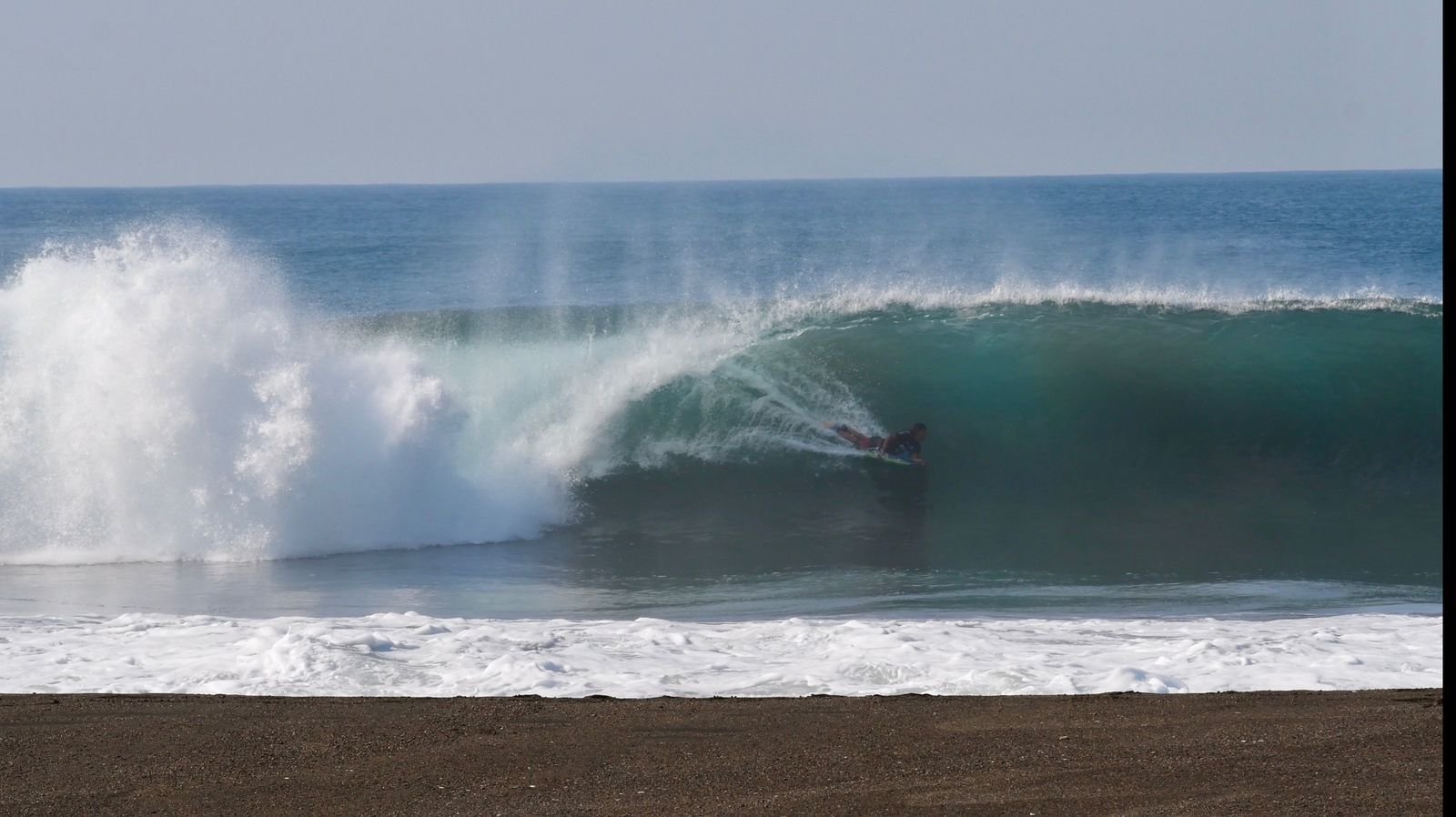 Con gran oleaje se realiza el Clásico de Surfing Pascuales 2025